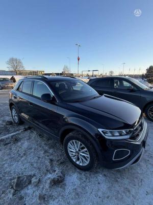 Melns Volkswagen T-Roc 2022 Viļņa, ar dzinēja tilpumu 1.50 L un nobraukumu 37 tūkst. km par 23000 €, foto 2 vietnē AUTOMOTO.COM.LV