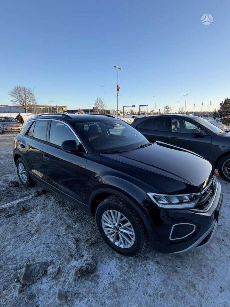 Melns Volkswagen T-Roc 2022 Viļņa, ar dzinēja tilpumu 1.50 L un nobraukumu 37 tūkst. km par 23000 €, foto 2 vietnē AUTOMOTO.COM.LV