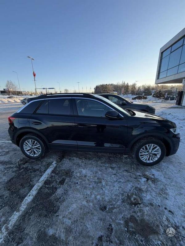 Black Volkswagen T-Roc 2022 in Vilnius, with an engine capacity of 1.50 L and mileage of 37 thousand km for 23000 €, photo 3 on AUTOMOTO.COM.LV