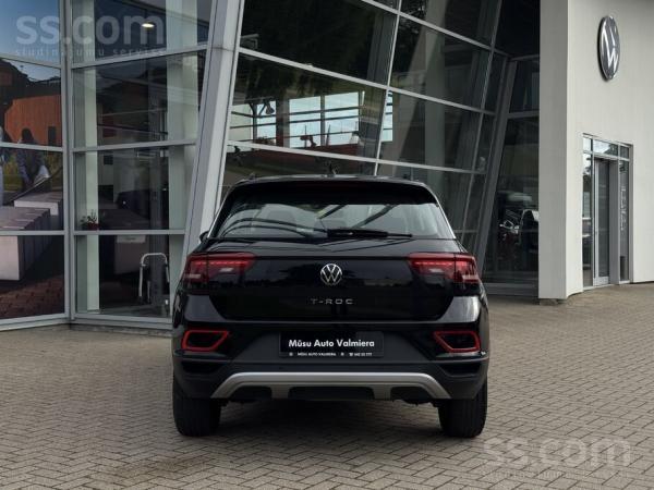 Melns Volkswagen T-Roc 2022 Valmiera, ar dzinēja tilpumu 2.00 L un nobraukumu 99 tūkst. km par 17200 €, foto 5 vietnē AUTOMOTO.COM.LV
