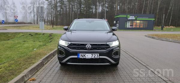 Melns Volkswagen T-Roc 2023 Rīga, ar dzinēja tilpumu 1.50 L un nobraukumu 70 tūkst. km par 25500 €, foto 1 vietnē AUTOMOTO.COM.LV