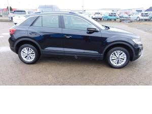Black Volkswagen T-Roc 2023 in Kaunas, with an engine capacity of 1.00 L and mileage of 20 thousand km for 22735 €, photo 2 on AUTOMOTO.COM.LV