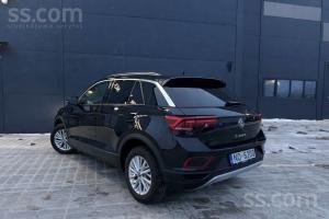 Melns Volkswagen T-Roc 2023 Rīga, ar dzinēja tilpumu 1.50 L un nobraukumu 28 tūkst. km par 25550 €, foto 4 vietnē AUTOMOTO.COM.LV