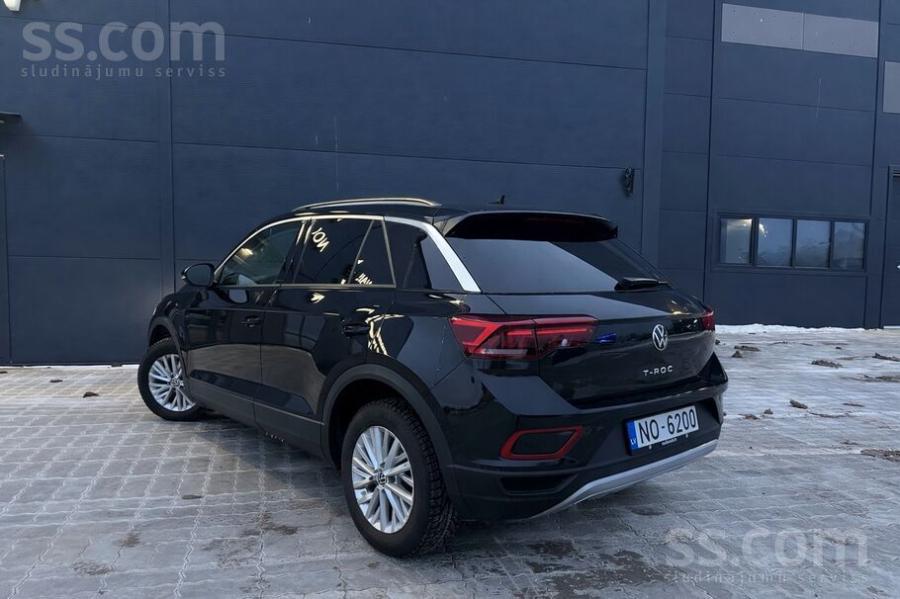 Melns Volkswagen T-Roc 2023 Rīga, ar dzinēja tilpumu 1.50 L un nobraukumu 28 tūkst. km par 25550 €, foto 4 vietnē AUTOMOTO.COM.LV