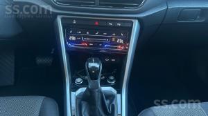 Melns Volkswagen T-Roc 2023 Rīga, ar dzinēja tilpumu 1.50 L un nobraukumu 28 tūkst. km par 25550 €, foto 9 vietnē AUTOMOTO.COM.LV