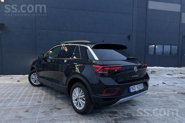 Black Volkswagen T-Roc 2023 in Riga, with an engine capacity of 1.50 L and mileage of 28 thousand km for 23500 €, photo 3 on AUTOMOTO.COM.LV