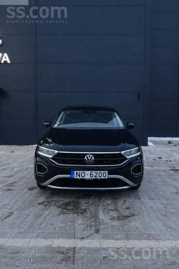 Black Volkswagen T-Roc 2023 in Riga, with an engine capacity of 1.50 L and mileage of 28 thousand km for 23500 €, photo 4 on AUTOMOTO.COM.LV