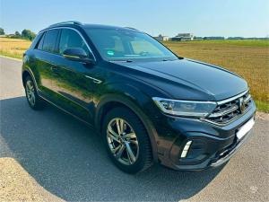 Black Volkswagen T-Roc 2023 in Alytus, with an engine capacity of 1.97 L and mileage of 88 thousand km for 23800 €, photo 4 on AUTOMOTO.COM.LV