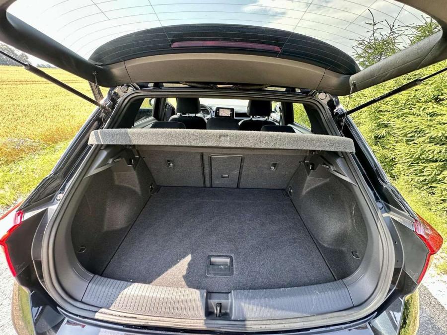 Black Volkswagen T-Roc 2023 in Alytus, with an engine capacity of 1.97 L and mileage of 88 thousand km for 23800 €, photo 14 on AUTOMOTO.COM.LV