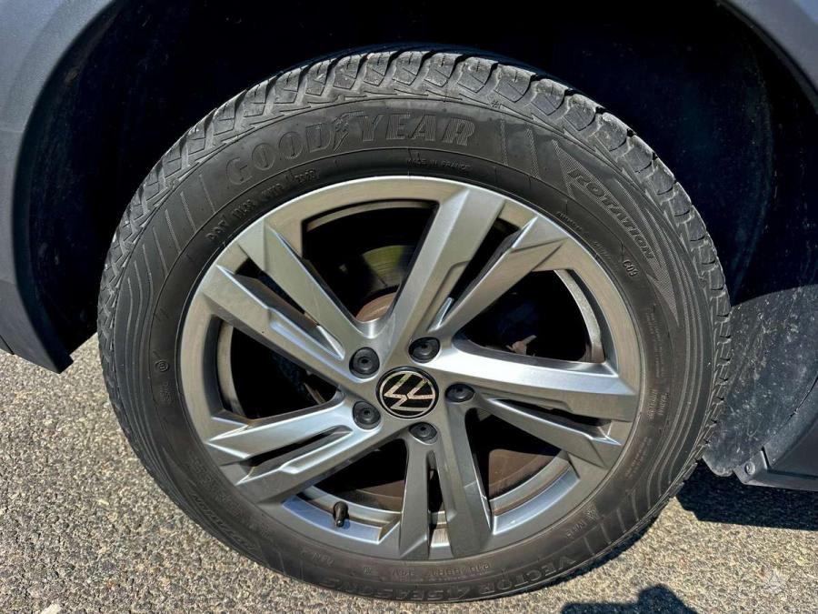 Black Volkswagen T-Roc 2023 in Alytus, with an engine capacity of 1.97 L and mileage of 88 thousand km for 23800 €, photo 19 on AUTOMOTO.COM.LV
