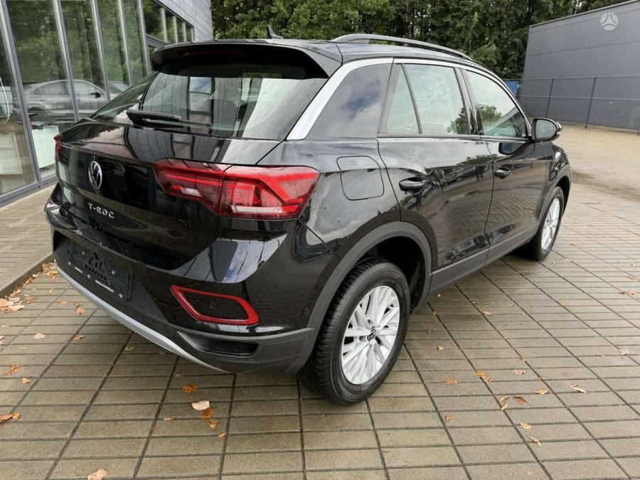 Black Volkswagen T-Roc 2023 in Kaunas, with an engine capacity of 1.00 L and mileage of 174 thousand km for 14900 €, photo 4 on AUTOMOTO.COM.LV