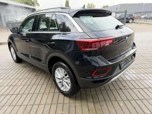 Black Volkswagen T-Roc 2023 in Kaunas, with an engine capacity of 1.00 L and mileage of 174 thousand km for 14900 €, photo 5 on AUTOMOTO.COM.LV