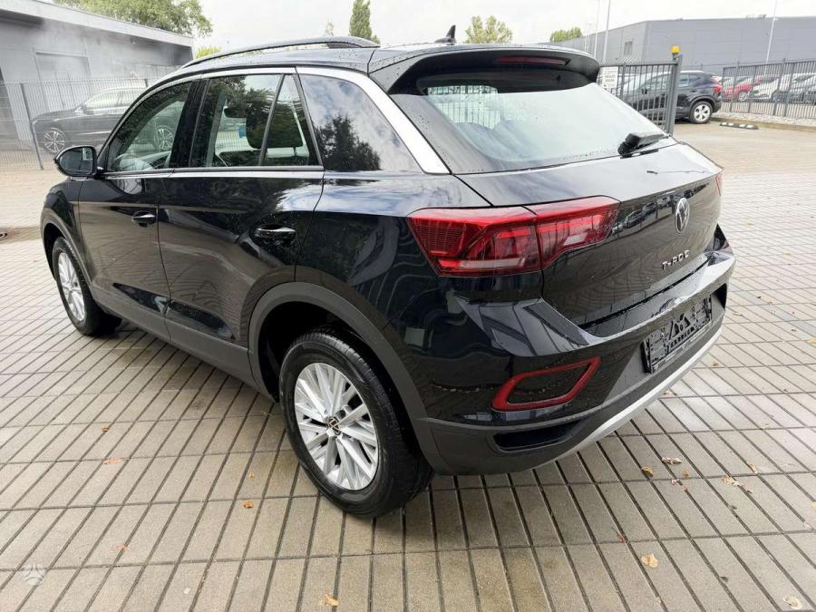 Black Volkswagen T-Roc 2023 in Kaunas, with an engine capacity of 1.00 L and mileage of 174 thousand km for 14900 €, photo 5 on AUTOMOTO.COM.LV