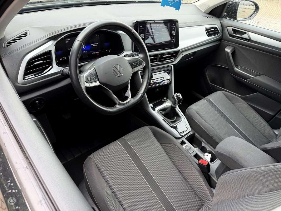 Black Volkswagen T-Roc 2023 in Kaunas, with an engine capacity of 1.00 L and mileage of 174 thousand km for 14900 €, photo 7 on AUTOMOTO.COM.LV
