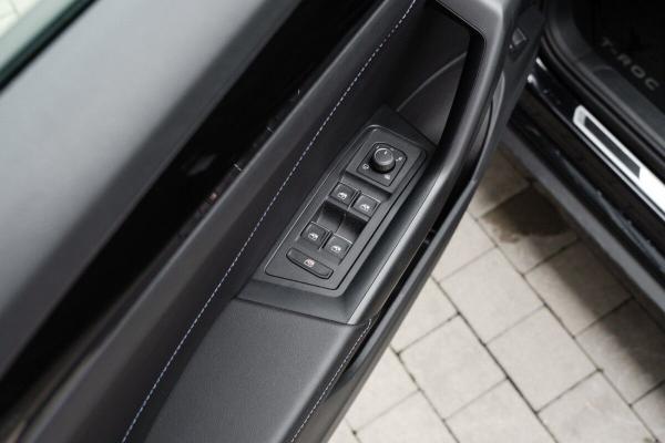 Melns Volkswagen T-Roc 2023 Mārupe, ar dzinēja tilpumu 2.00 L un nobraukumu 34 tūkst. km par 33900 €, foto 9 vietnē AUTOMOTO.COM.LV
