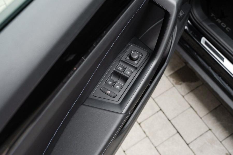 Melns Volkswagen T-Roc 2023 Mārupe, ar dzinēja tilpumu 2.00 L un nobraukumu 34 tūkst. km par 33900 €, foto 9 vietnē AUTOMOTO.COM.LV