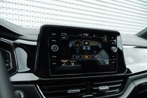 Melns Volkswagen T-Roc 2023 Mārupe, ar dzinēja tilpumu 2.00 L un nobraukumu 34 tūkst. km par 33900 €, foto 23 vietnē AUTOMOTO.COM.LV