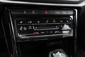 Melns Volkswagen T-Roc 2023 Mārupe, ar dzinēja tilpumu 2.00 L un nobraukumu 34 tūkst. km par 33900 €, foto 27 vietnē AUTOMOTO.COM.LV