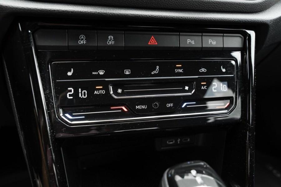 Melns Volkswagen T-Roc 2023 Mārupe, ar dzinēja tilpumu 2.00 L un nobraukumu 34 tūkst. km par 33900 €, foto 27 vietnē AUTOMOTO.COM.LV