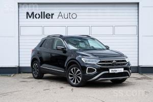 Black Volkswagen T-Roc 2023 in Riga, with an engine capacity of 1.50 L and mileage of 55 thousand km for 24250 €, photo 3 on AUTOMOTO.COM.LV