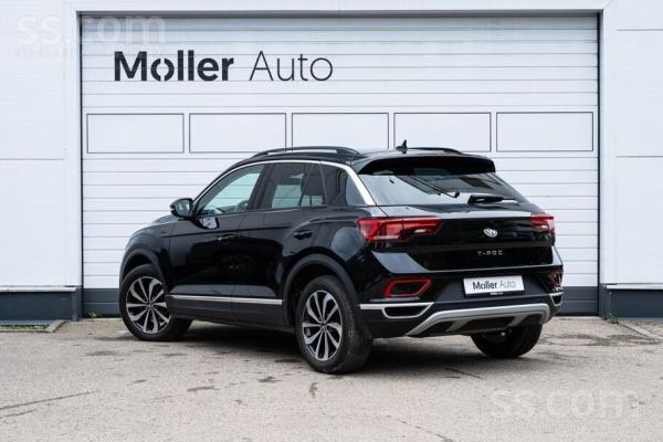 Black Volkswagen T-Roc 2023 in Riga, with an engine capacity of 1.50 L and mileage of 55 thousand km for 24250 €, photo 4 on AUTOMOTO.COM.LV