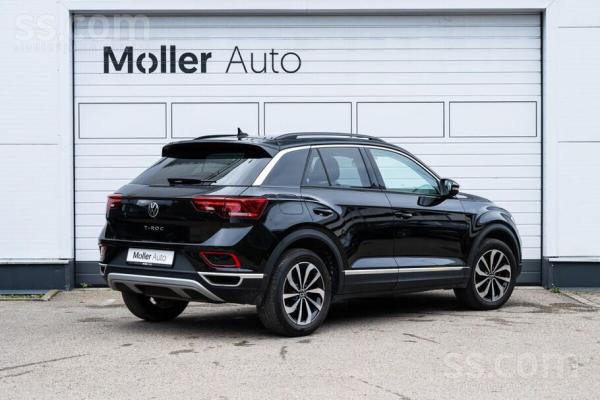 Black Volkswagen T-Roc 2023 in Riga, with an engine capacity of 1.50 L and mileage of 55 thousand km for 24250 €, photo 5 on AUTOMOTO.COM.LV