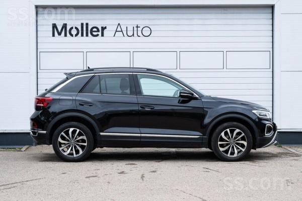 Black Volkswagen T-Roc 2023 in Riga, with an engine capacity of 1.50 L and mileage of 55 thousand km for 24250 €, photo 6 on AUTOMOTO.COM.LV
