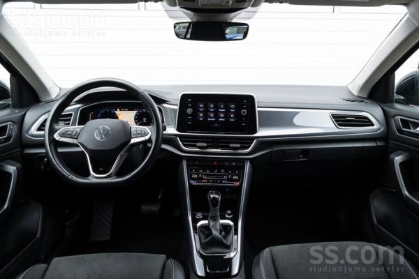 Black Volkswagen T-Roc 2023 in Riga, with an engine capacity of 1.50 L and mileage of 55 thousand km for 24250 €, photo 10 on AUTOMOTO.COM.LV