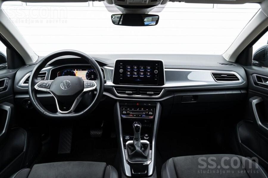 Black Volkswagen T-Roc 2023 in Riga, with an engine capacity of 1.50 L and mileage of 55 thousand km for 24250 €, photo 10 on AUTOMOTO.COM.LV