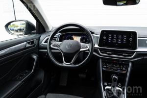 Black Volkswagen T-Roc 2023 in Riga, with an engine capacity of 1.50 L and mileage of 55 thousand km for 24250 €, photo 11 on AUTOMOTO.COM.LV