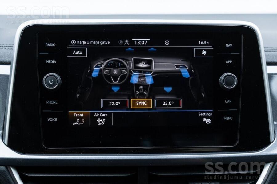 Black Volkswagen T-Roc 2023 in Riga, with an engine capacity of 1.50 L and mileage of 55 thousand km for 24250 €, photo 14 on AUTOMOTO.COM.LV