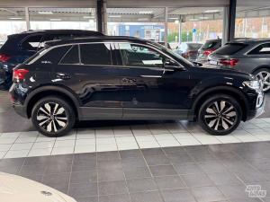 Black Volkswagen T-Roc 2025 in Kaunas, with an engine capacity of 2.00 L and mileage of 21 thousand km for 33209 €, photo 4 on AUTOMOTO.COM.LV