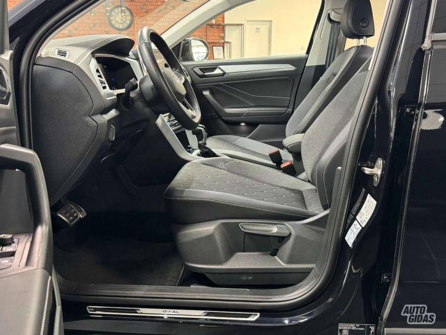 Black Volkswagen T-Roc 2025 in Kaunas, with an engine capacity of 2.00 L and mileage of 21 thousand km for 33209 €, photo 10 on AUTOMOTO.COM.LV