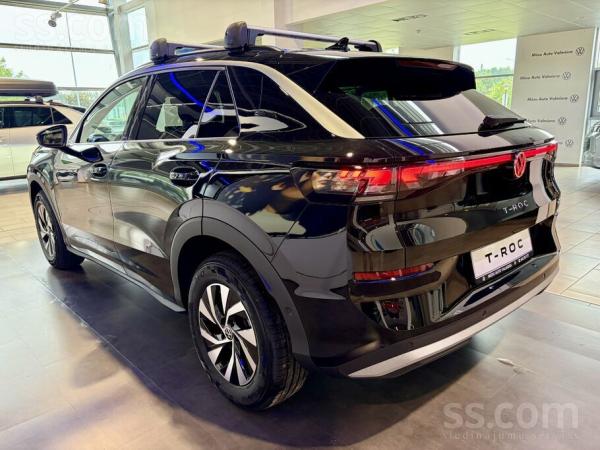 Melns Volkswagen T-Roc 2026 Valmiera, ar dzinēja tilpumu 1.50 L un nobraukumu 0 tūkst. km par 30900 €, foto 2 vietnē AUTOMOTO.COM.LV