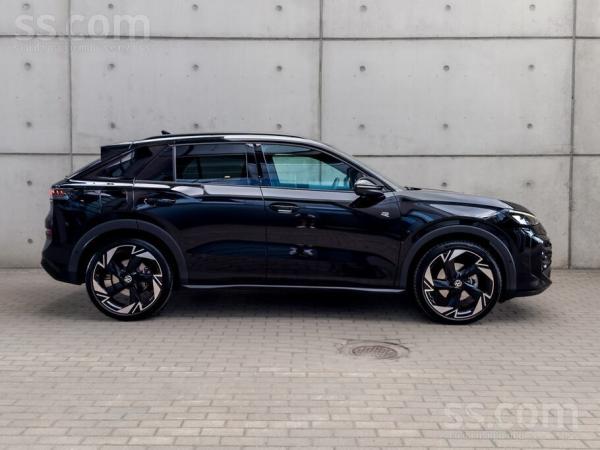 Black Volkswagen T-Roc 2026 in Riga, with an engine capacity of 1.50 L and mileage of 4 thousand km for 39900 €, photo 4 on AUTOMOTO.COM.LV