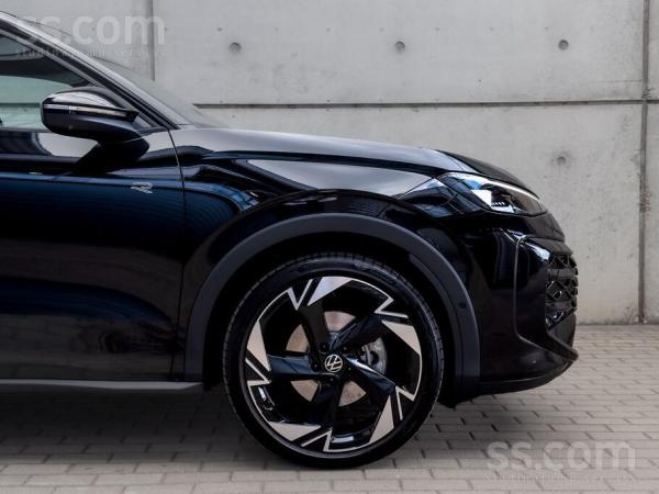 Black Volkswagen T-Roc 2026 in Riga, with an engine capacity of 1.50 L and mileage of 4 thousand km for 39900 €, photo 5 on AUTOMOTO.COM.LV