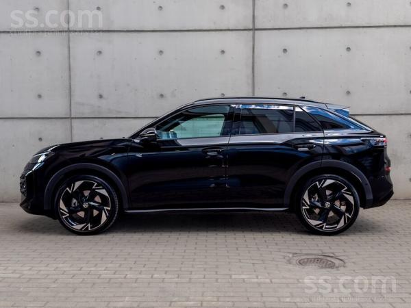 Black Volkswagen T-Roc 2026 in Riga, with an engine capacity of 1.50 L and mileage of 4 thousand km for 39900 €, photo 9 on AUTOMOTO.COM.LV