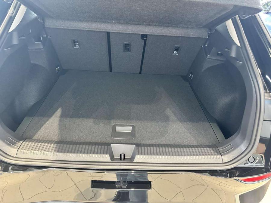 Black Volkswagen T-Roc 2026 in Siauliai, with an engine capacity of 1.50 L and mileage of 0 thousand km for 32200 €, photo 6 on AUTOMOTO.COM.LV