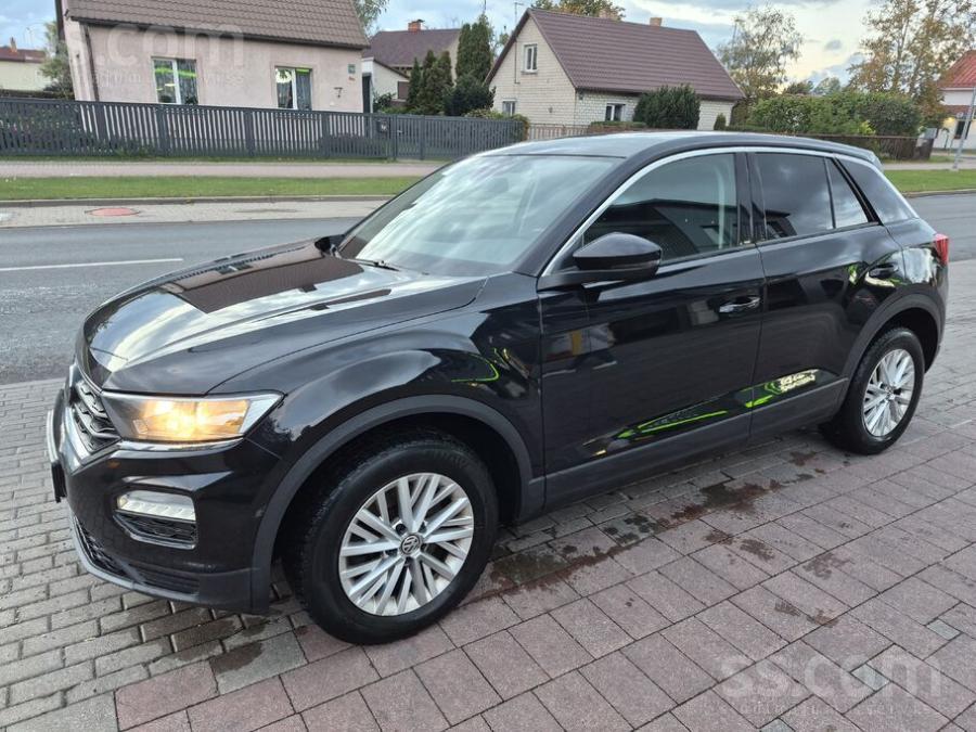 Black Volkswagen T-Roc 2018 in Liepaja, with an engine capacity of 1.50 L and mileage of 137 thousand km for 15500 €, photo 1 on AUTOMOTO.COM.LV