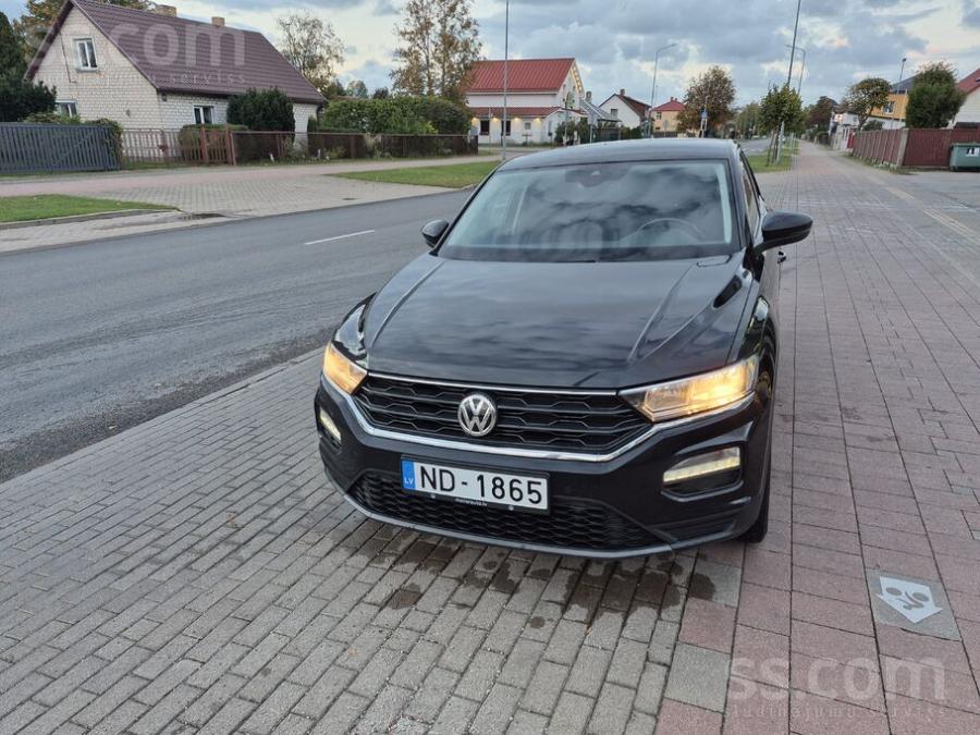 Black Volkswagen T-Roc 2018 in Liepaja, with an engine capacity of 1.50 L and mileage of 137 thousand km for 15500 €, photo 3 on AUTOMOTO.COM.LV