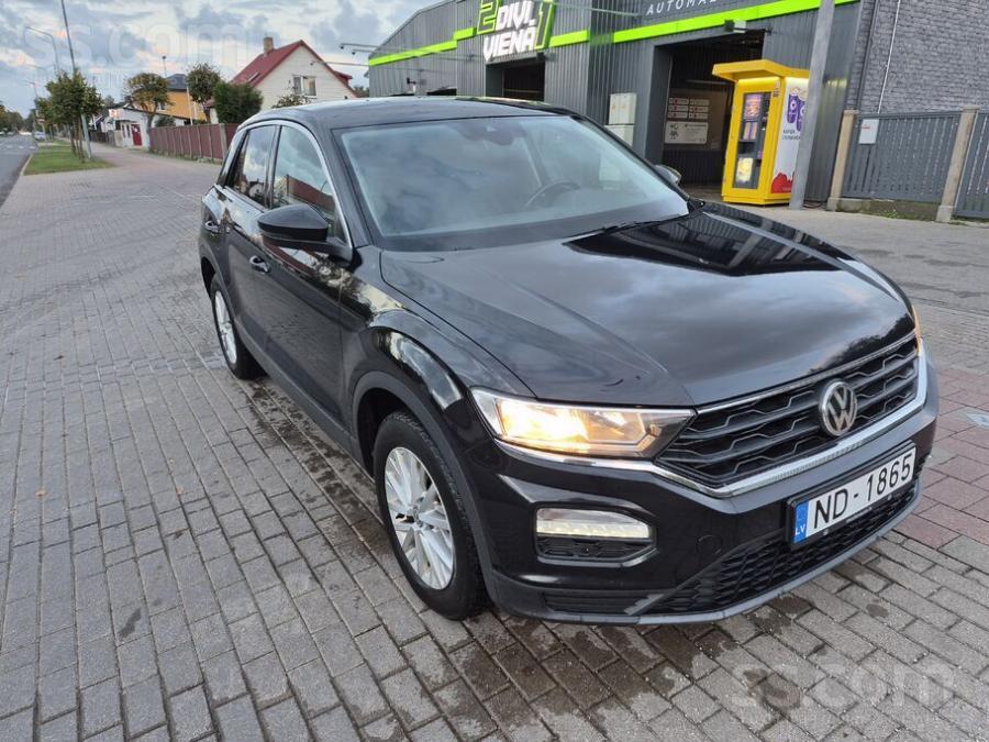 Black Volkswagen T-Roc 2018 in Liepaja, with an engine capacity of 1.50 L and mileage of 137 thousand km for 15500 €, photo 4 on AUTOMOTO.COM.LV