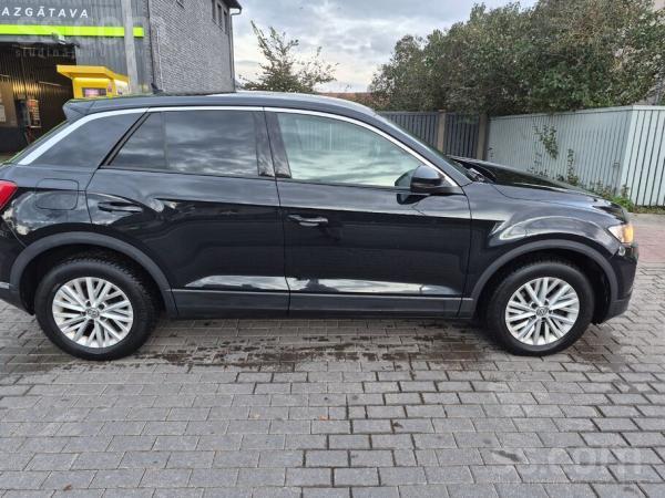 Volkswagen T-Roc 2018 in Liepaja on AUTOMOTO.COM.LV Black Volkswagen T-Roc 2018 in Liepaja, with an engine capacity of 1.50 L and mileage of 137 thousand km for 15500 €, photo 5 on AUTOMOTO.COM.LV