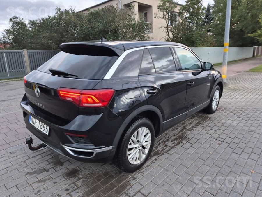 Black Volkswagen T-Roc 2018 in Liepaja, with an engine capacity of 1.50 L and mileage of 137 thousand km for 15500 €, photo 6 on AUTOMOTO.COM.LV