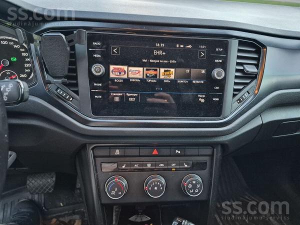 Volkswagen T-Roc 2018 in Liepaja on AUTOMOTO.COM.LV Black Volkswagen T-Roc 2018 in Liepaja, with an engine capacity of 1.50 L and mileage of 137 thousand km for 15500 €, photo 10 on AUTOMOTO.COM.LV