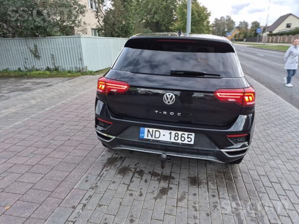 Volkswagen T-Roc 2018 in Liepaja on AUTOMOTO.COM.LV Black Volkswagen T-Roc 2018 in Liepaja, with an engine capacity of 1.50 L and mileage of 137 thousand km for 15500 €, photo 11 on AUTOMOTO.COM.LV
