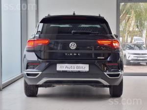 Black Volkswagen T-Roc 2019 in Riga, with an engine capacity of 2.00 L and mileage of 227 thousand km for 14900 €, photo 3 on AUTOMOTO.COM.LV