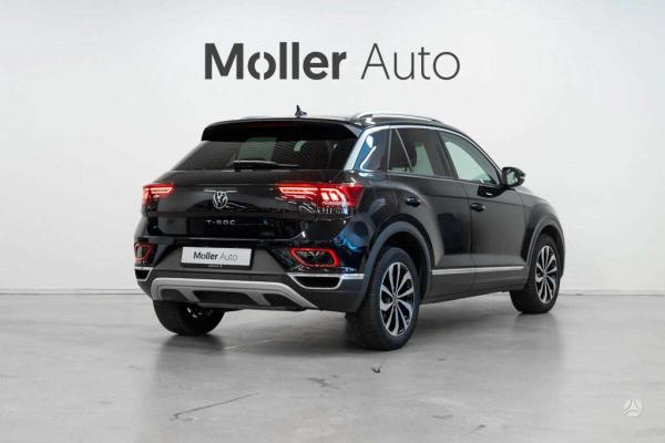 Melns Volkswagen T-Roc 2022 Viļņa, ar dzinēja tilpumu 1.50 L un nobraukumu 155 tūkst. km par 18990 €, foto 3 vietnē AUTOMOTO.COM.LV