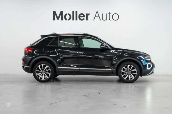 Melns Volkswagen T-Roc 2022 Viļņa, ar dzinēja tilpumu 1.50 L un nobraukumu 155 tūkst. km par 18990 €, foto 4 vietnē AUTOMOTO.COM.LV