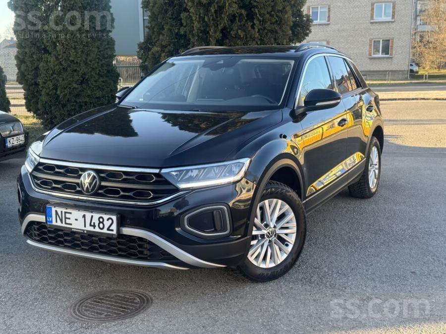 Melns Volkswagen T-Roc 2022 Jelgava, ar dzinēja tilpumu 1.50 L un nobraukumu 0 tūkst. km par 18700 €, foto 1 vietnē AUTOMOTO.COM.LV