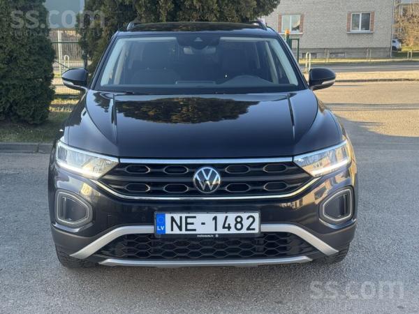 Black Volkswagen T-Roc 2022 in Jelgava, with an engine capacity of 1.50 L and mileage of 0 thousand km for 18700 €, photo 2 on AUTOMOTO.COM.LV